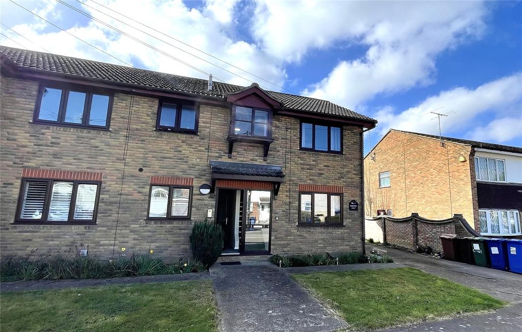 Lower Crescent, Linford, Essex, SS17 1 bed apartment - £175,000
