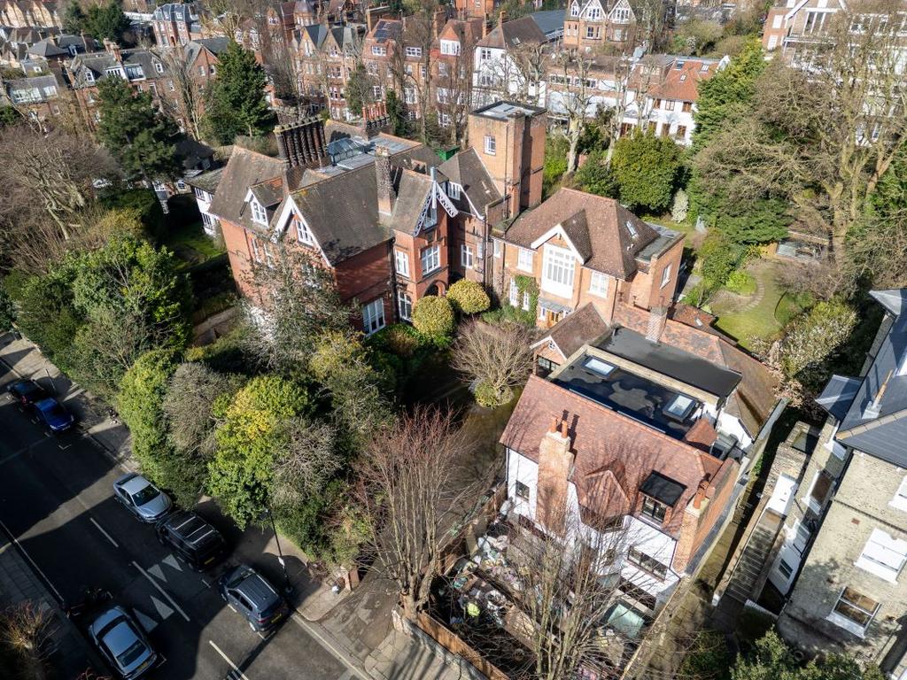 47 Netherhall Gardens, London... 1 bed apartment - £75,000