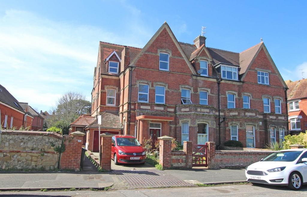 Grassington Road, Eastbourne, BN20 7BP 1 bed flat - £205,000