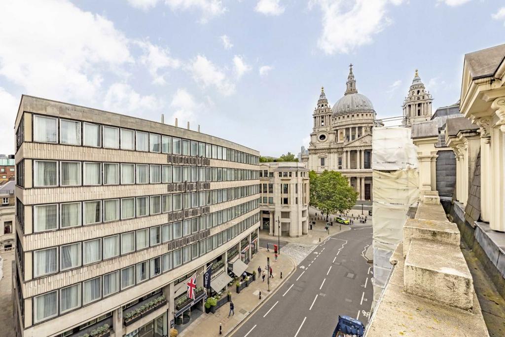 Ludgate Square, London EC4M 2 bed flat - £2,999 pcm (£692 pw)