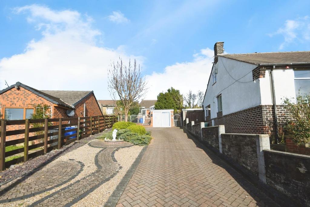 Newbridge Lane, Old Whittington... 3 bed detached bungalow - £325,000