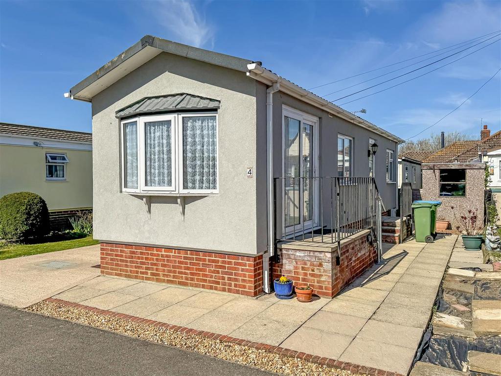 Rope Walk, Littlehampton BN17 2 bed park home - £60,000
