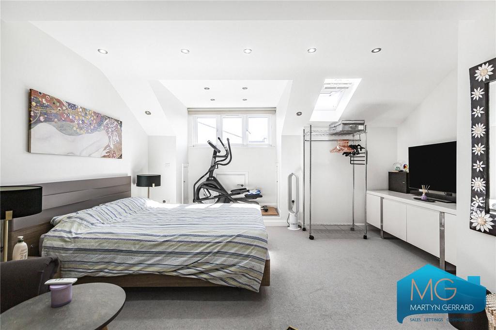 Victoria Road, Barnet, EN4 4 bed terraced house - £700,000