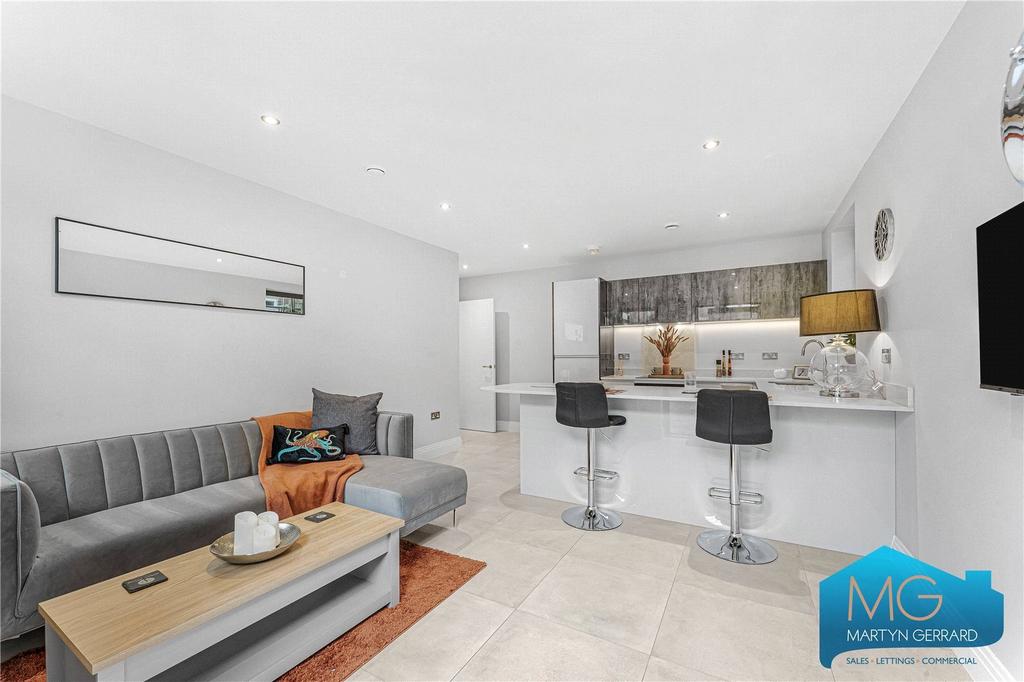Brownlow Road, London, N11 2 bed apartment for sale - £485,000