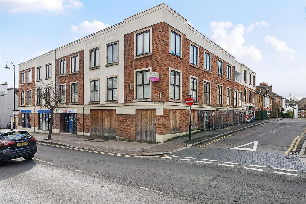 Suffolk Road, London 2 bed flat for sale - £245,000