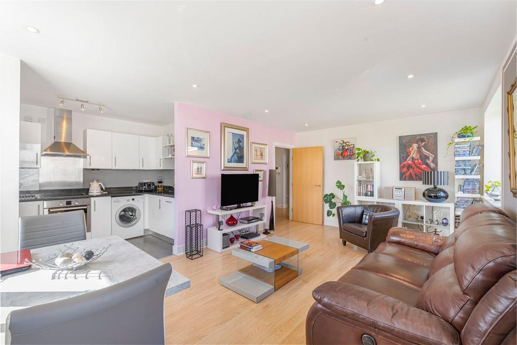Lait House, 1 Albemarle Road... 2 bed flat for sale - £390,000
