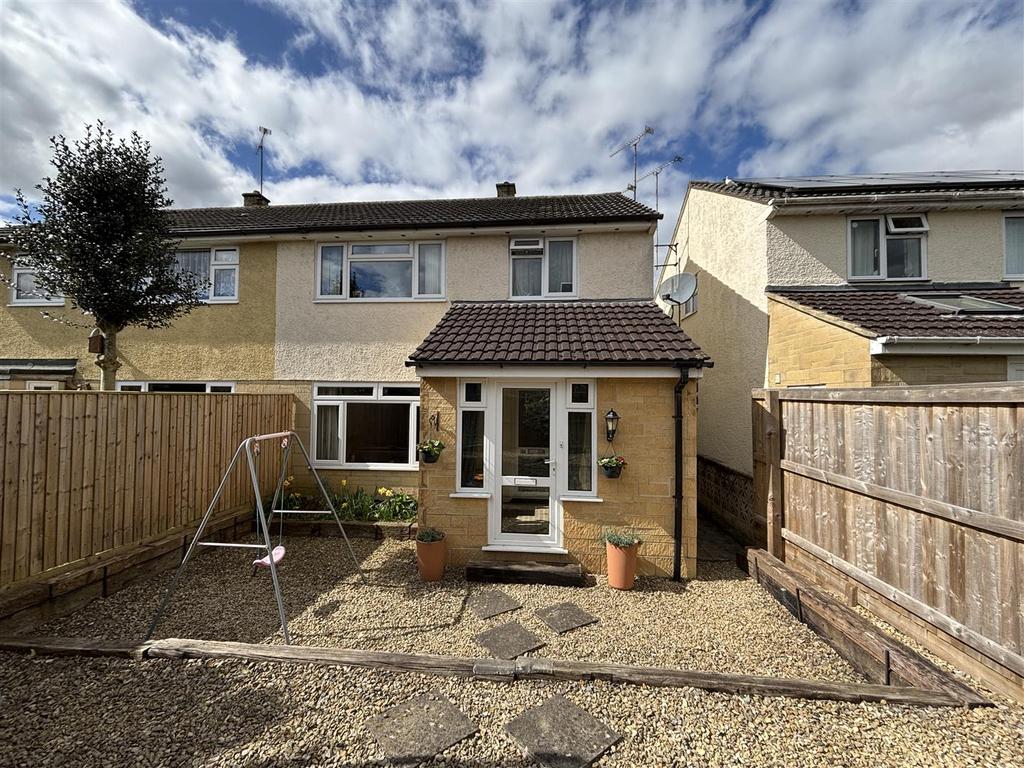 Cranwell Close, Chippenham SN14 3 bed semi-detached house - £300,000