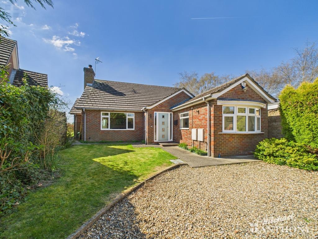 Lower Road, Stoke Mandeville... 4 bed bungalow - £650,000