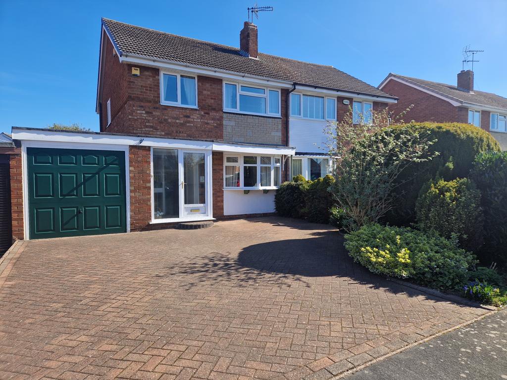 5 Tithebarn Road, WS15 2QW 3 bed semi-detached house - £275,000