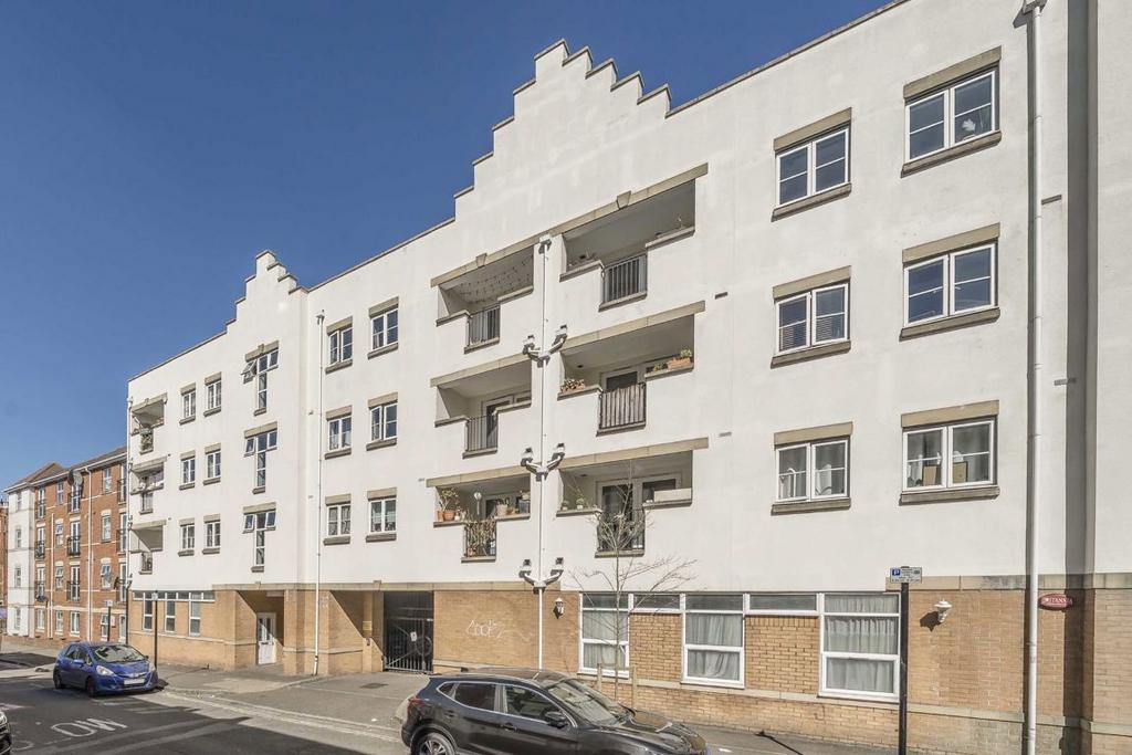 Morrish Road, London SW2 2 bed flat - £2,000 pcm (£462 pw)