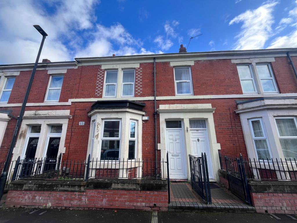 Wingrove Gardens, Fenham, Newcastle... 2 bed flat - £75,000