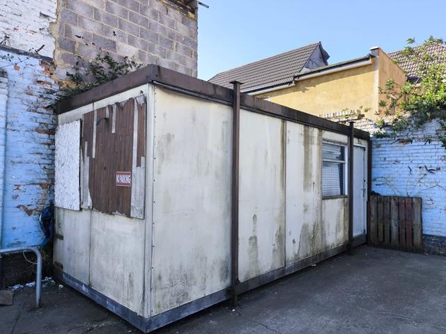 FOR RENT LOCK UP STORAGE CABIN Storage to rent - £325 pcm (£75 pw)
