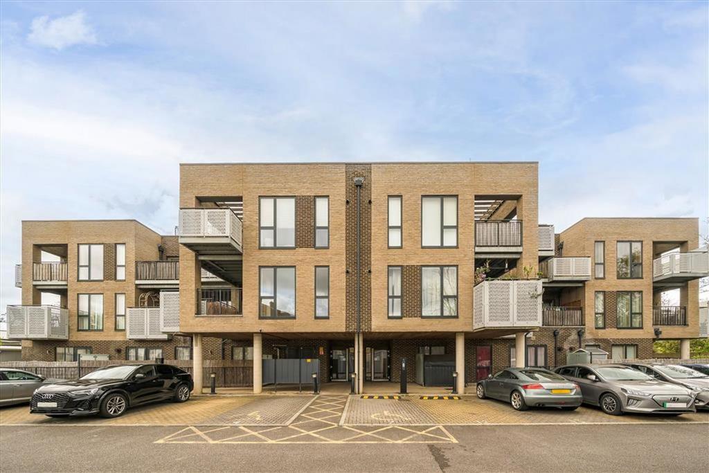 Rectory Field Crescent, London SE7 1 bed flat - £1,750 pcm (£404 pw)