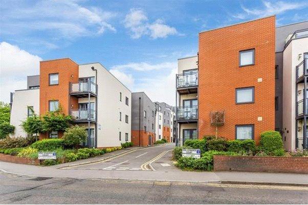 Walnut Tree Close, Surrey GU1 1 bed flat for sale - £265,000