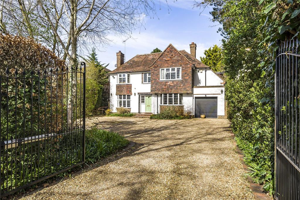 Guildford Lane, Surrey GU22 5 bed detached house for sale - £1,250,000
