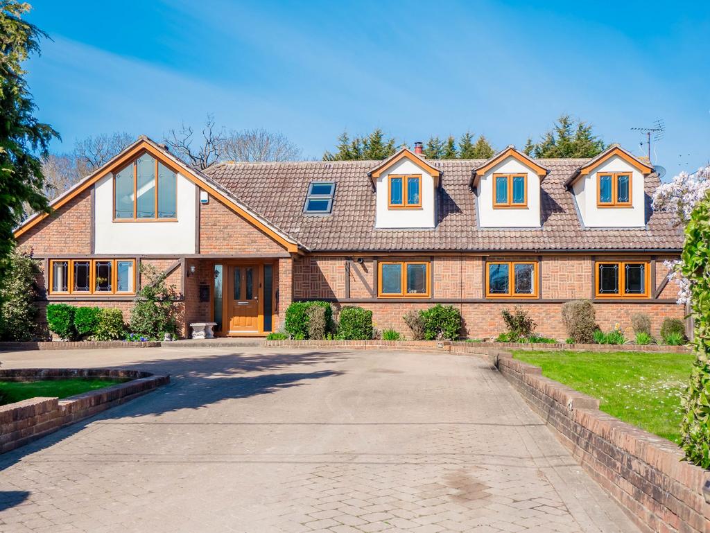 Farm Crescent, Wickford SS11 4 bed detached house for sale - £1,000,000