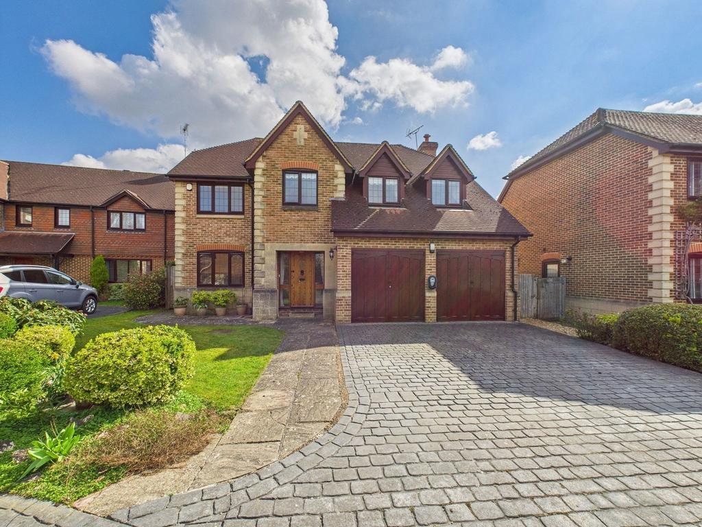 The Castle, Horsham RH12 4 bed detached house for sale - £900,000