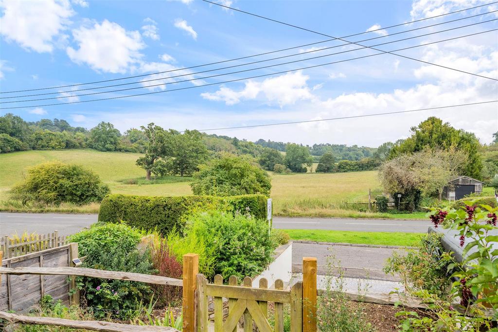 Outwood Lane, Chipstead, 3 bed detached house - £750,000