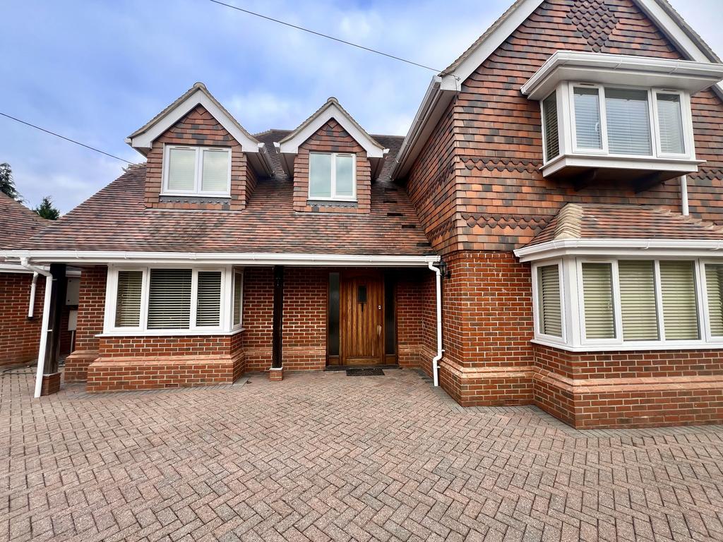 Longmoor Road, Liphook 1 bed detached house - £850 pcm (£196 pw)