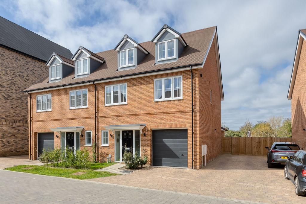 Chapman Way, Hitchin SG4 5 bed semi-detached house for sale - £900,000