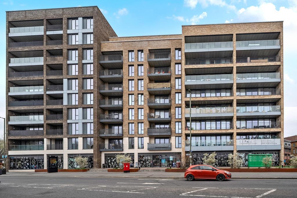 Staines, Surrey, TW18 2 bed flat for sale - £400,000