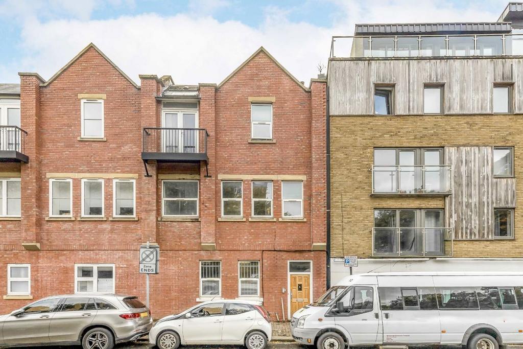 Yukon Road, London SW12 2 bed flat - £2,450 pcm (£565 pw)