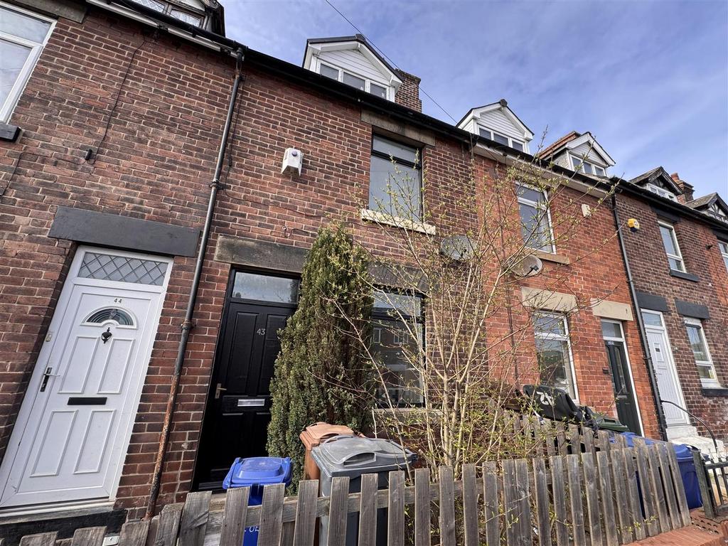 Rotherham Road, Little Houghton 2 bed terraced house - £675 pcm (£156 pw)