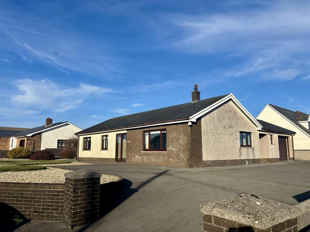 Trelech, Carmarthen 3 bed detached bungalow - £270,000
