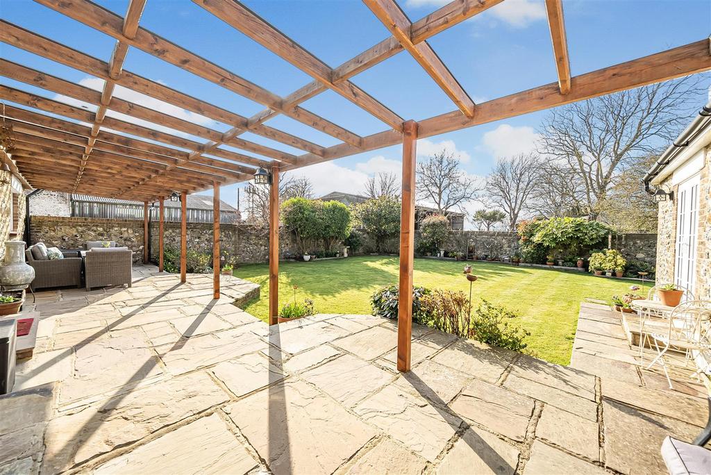 Hoe Lane, Flansham 3 bed detached bungalow for sale - £695,000