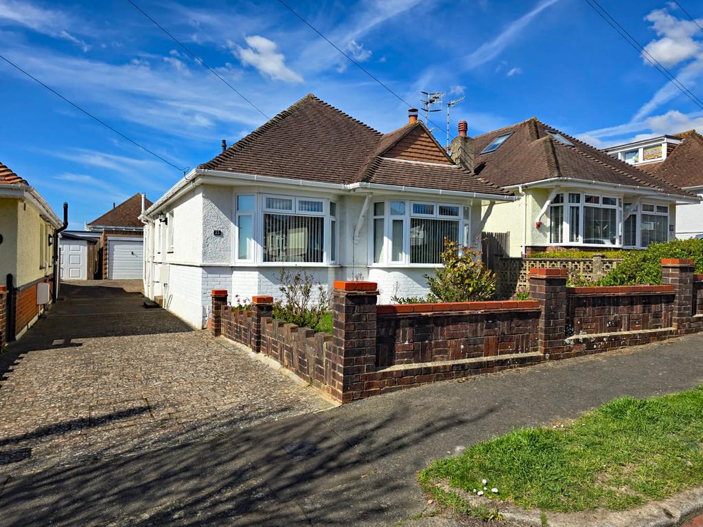 Greenways, West Sussex BN42 2 bed detached bungalow for sale - £440,000