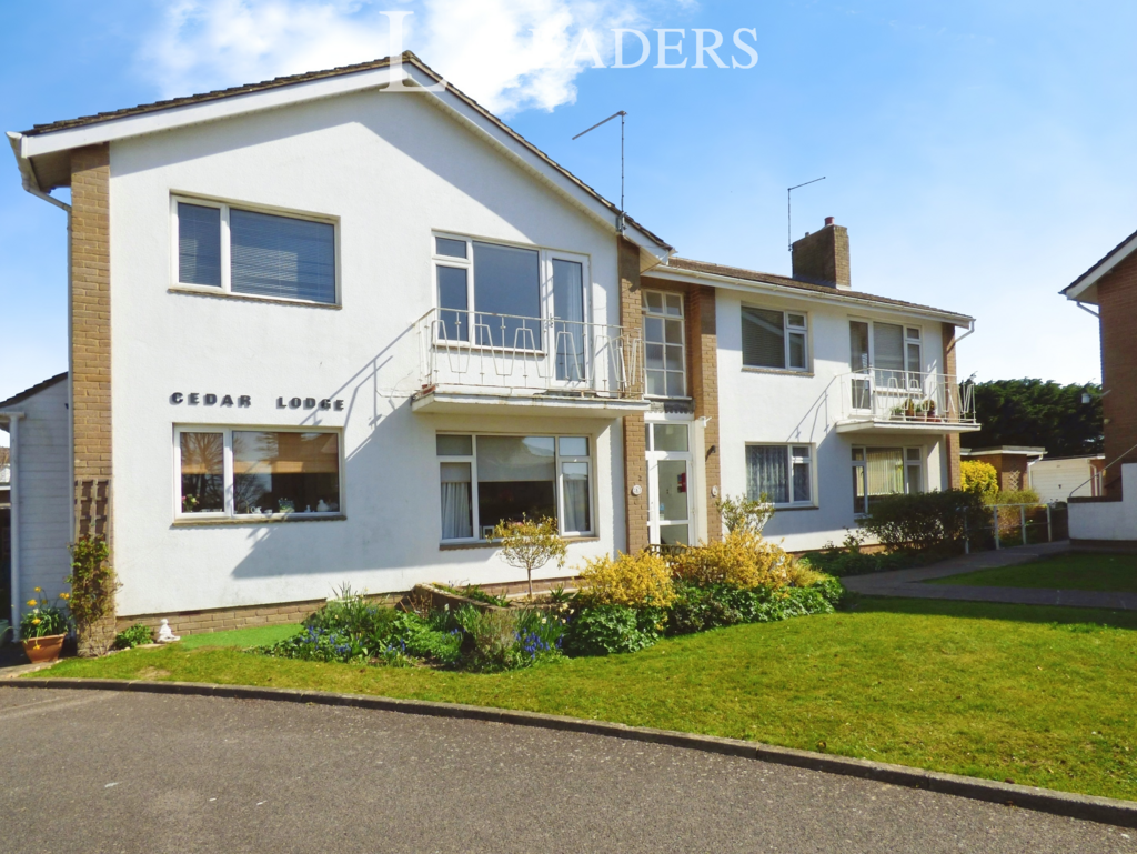 Cudlow Gardens, Rustington 2 bed apartment - £1,200 pcm (£277 pw)