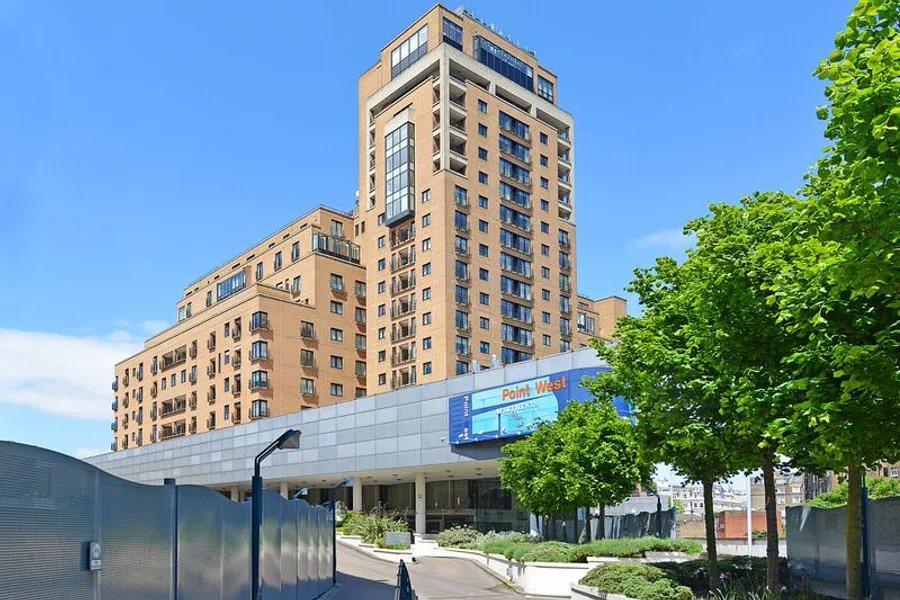 Cromwell Road, London, SW7 4XN 3 bed apartment - £8,498 pcm (£1,961 pw)