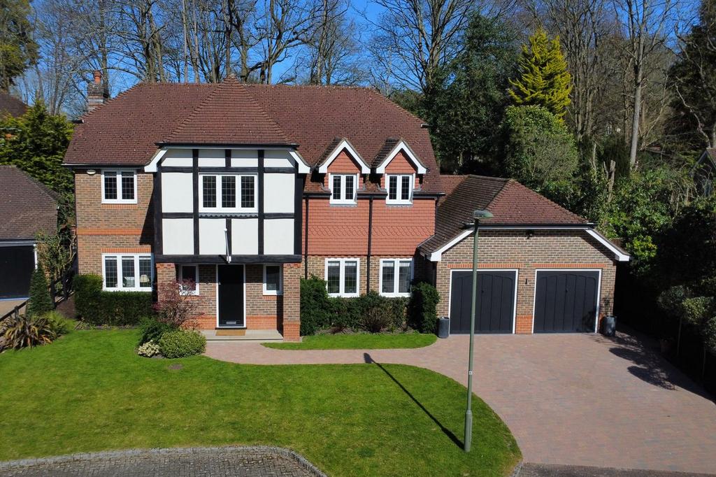 Chaucer Grove, CAMBERLEY GU15 5 bed detached house for sale - £1,250,000