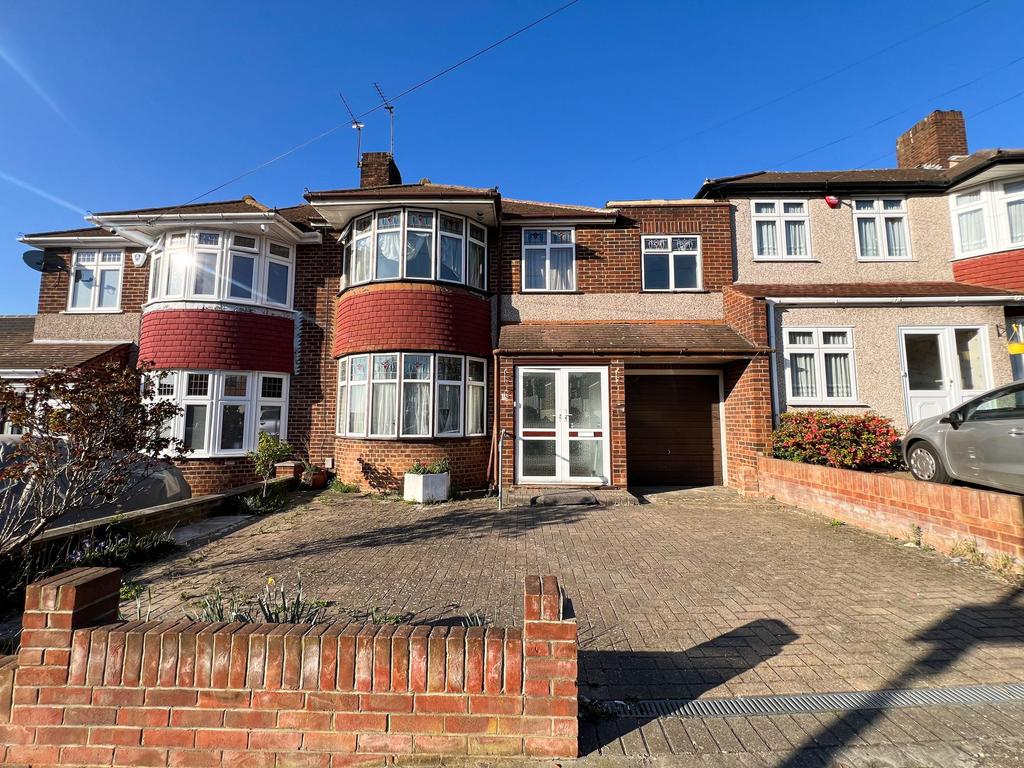 Basildon Avenue, Ilford, IG5 5 bed terraced house - £2,550 pcm (£588 pw)