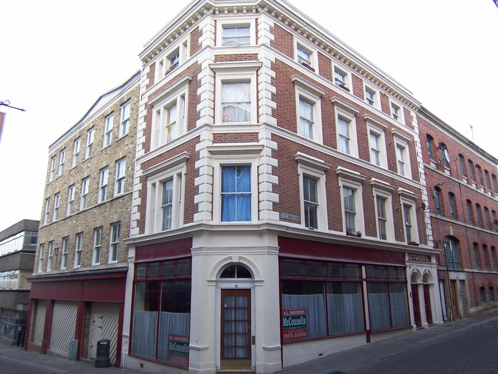 High Street, Gravesend,DA11 0BQ 2 bed flat - £1,000 pcm (£231 pw)