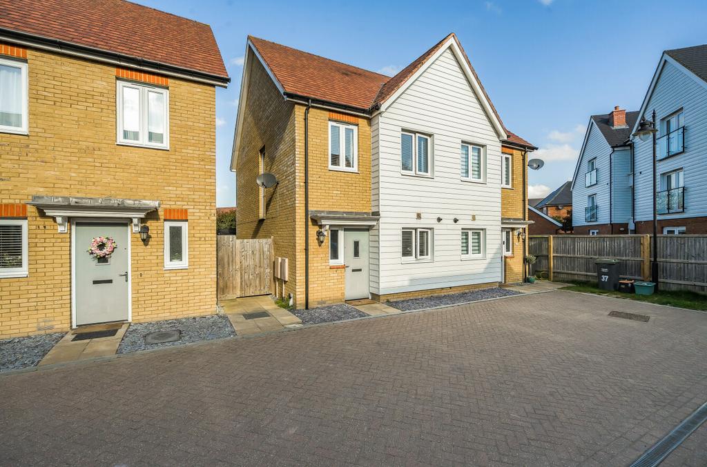 Brooks Drive, Ryarsh, West Malling, ME19 2 bed semi-detached house - £ ...