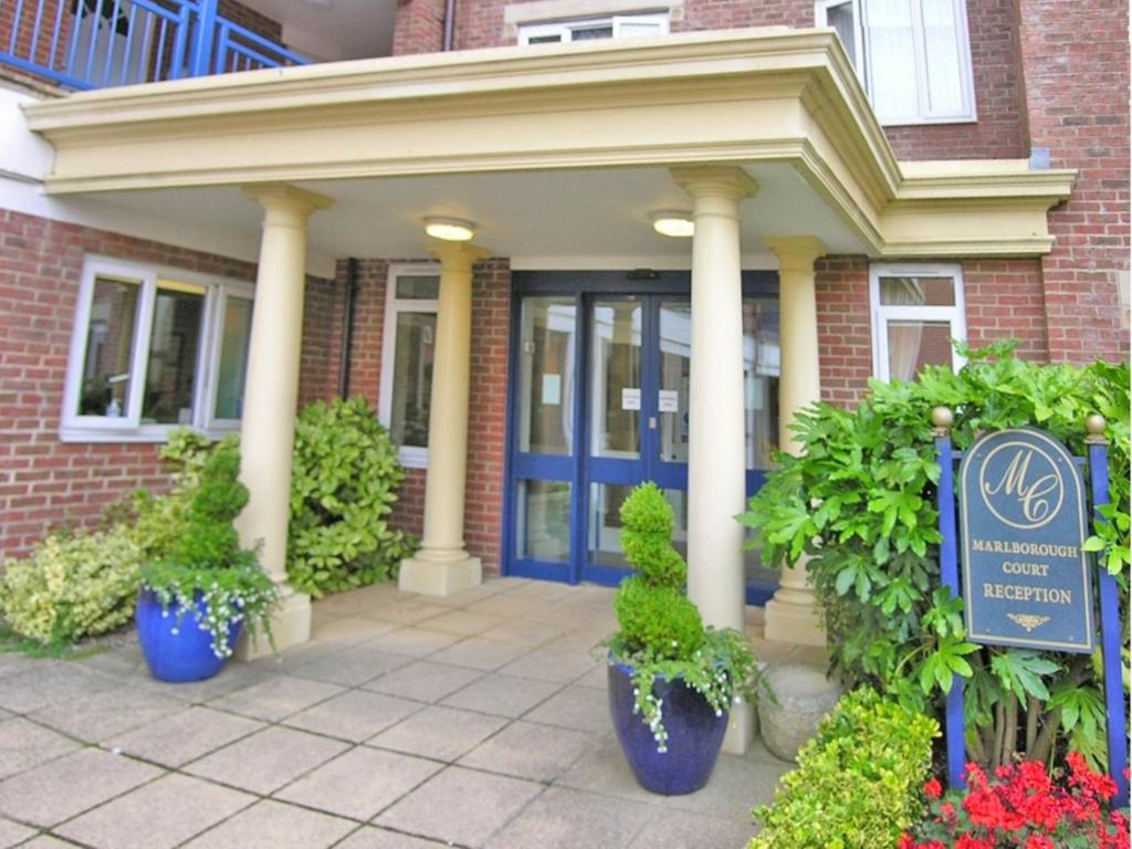 Southfields Road, Eastbourne, BN21 1BT 2 bed flat for sale - £245,000
