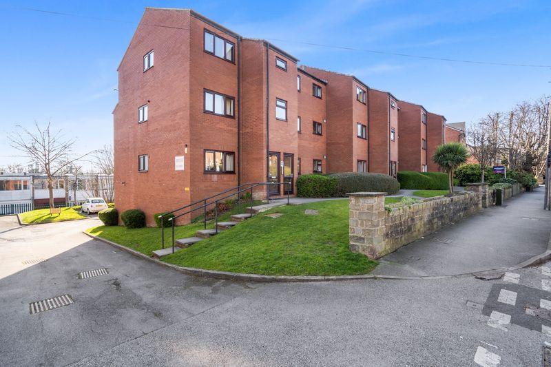 22 Harehills Lane, Leeds LS7 2 bed flat - £900 pcm (£208 pw)