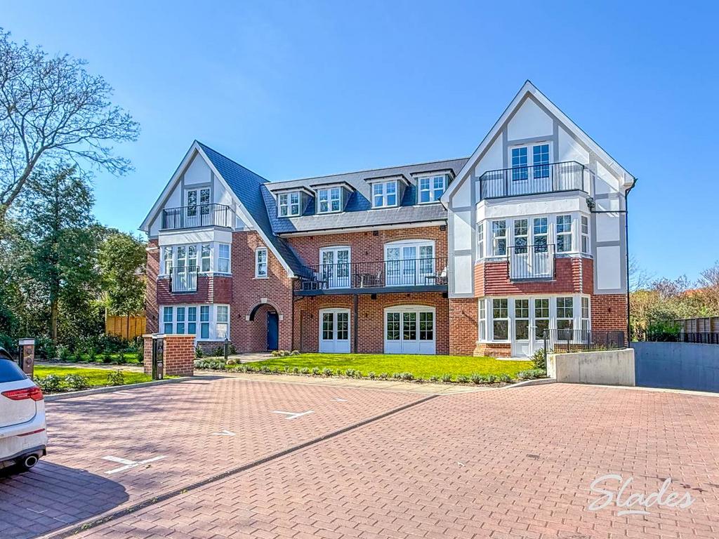 Chewton Farm Road, Highcliffe... 2 bed flat to rent - £1,895 pcm (£437 pw)
