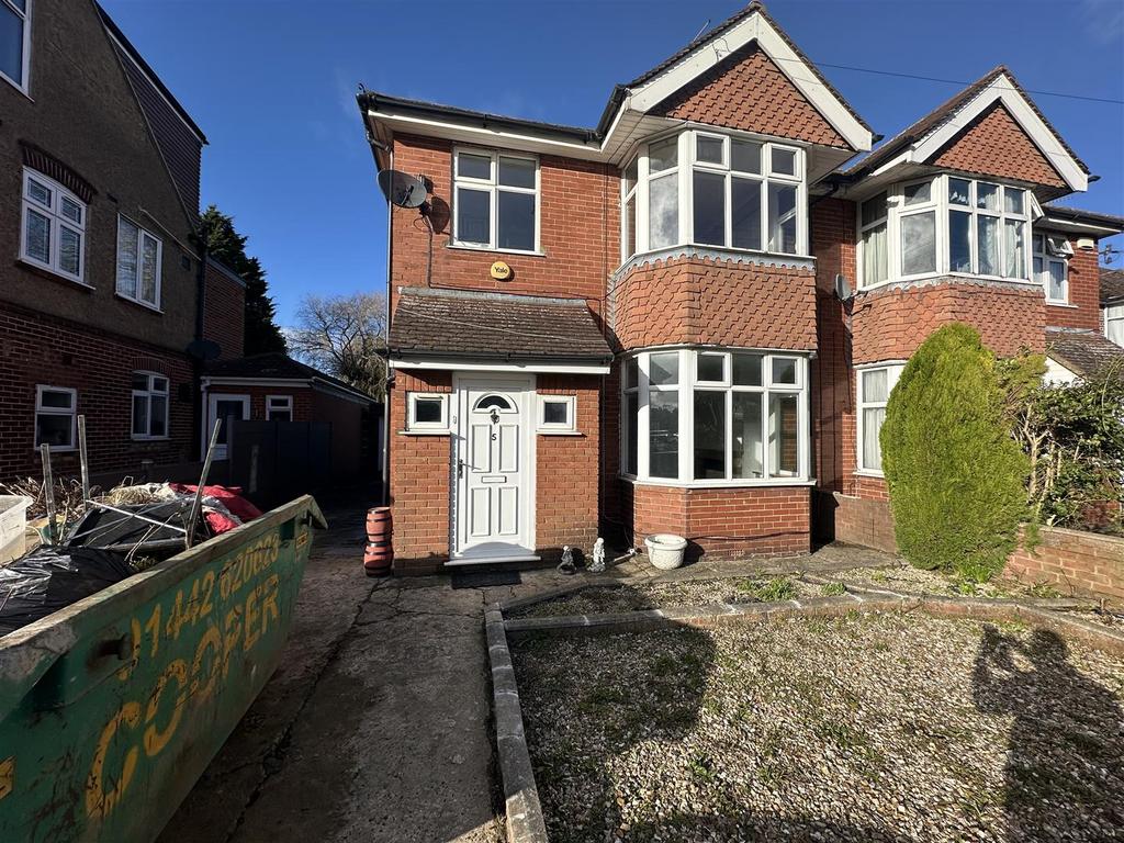 Barnfield Avenue, Luton 3 bed semi-detached house - £1,700 pcm (£392 pw)
