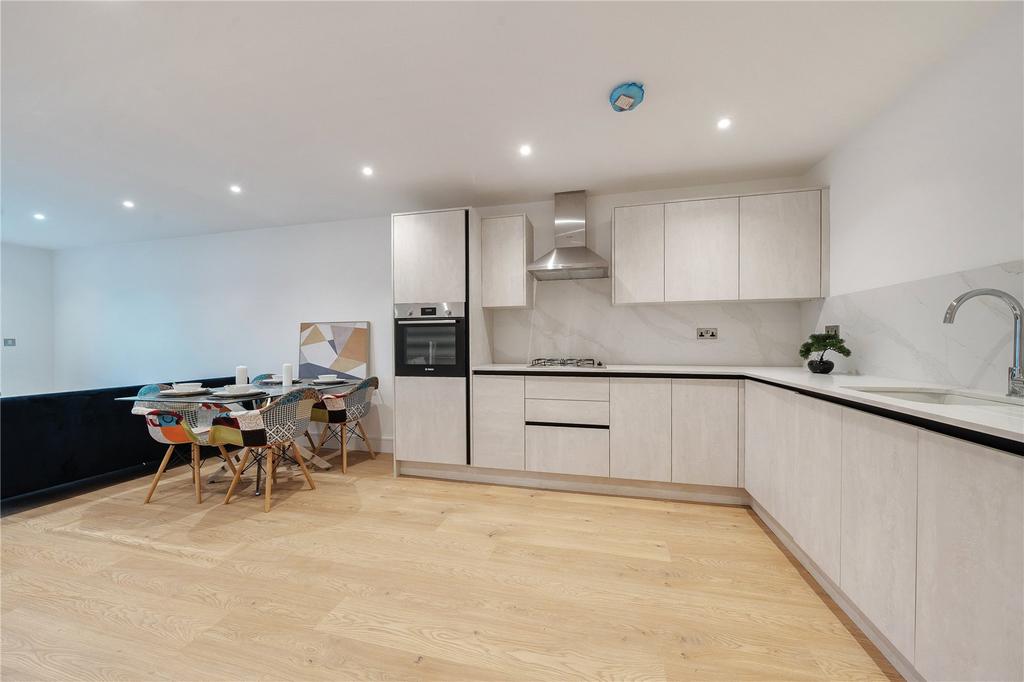 High Street, Wealdstone, Harrow, HA3 3 bed flat - £2,400 pcm (£554 pw)