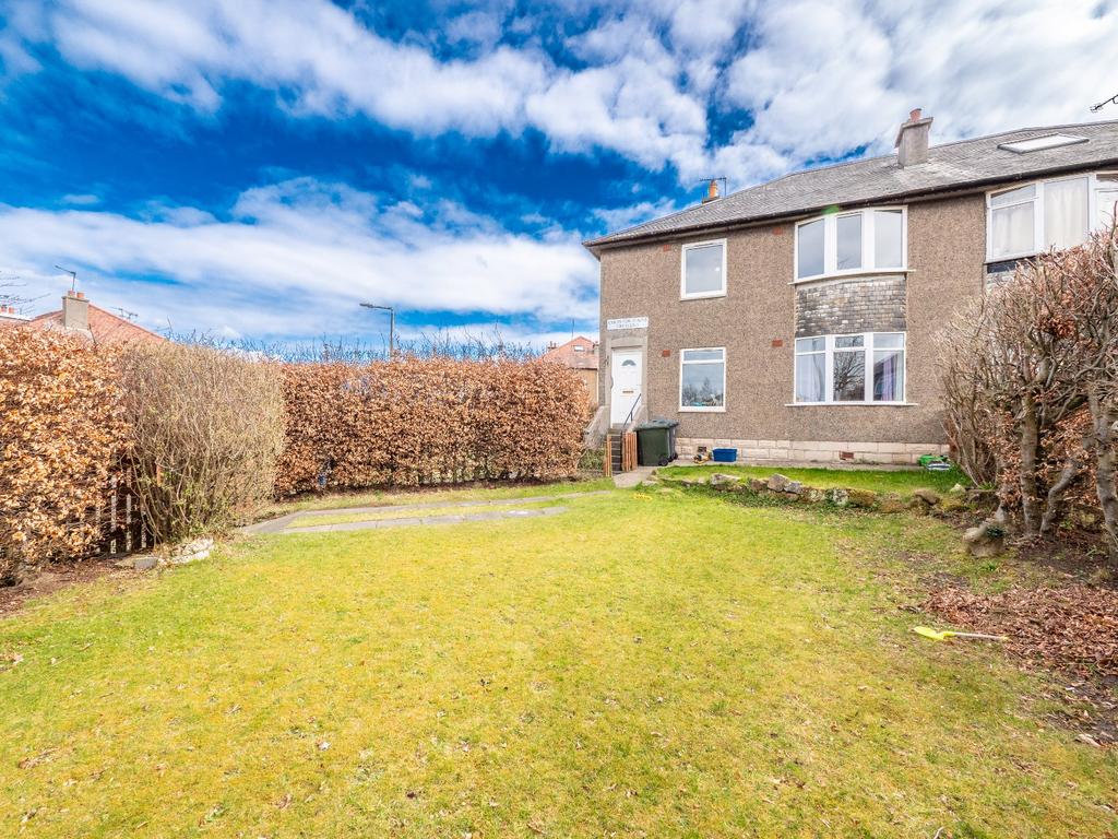 2 Colinton Mains Crescent, Colinton... 3 bed flat - £190,000