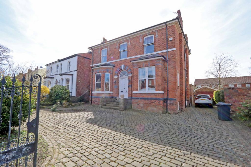 Leyland Road, Southport PR9 4 bed detached house - £565,000