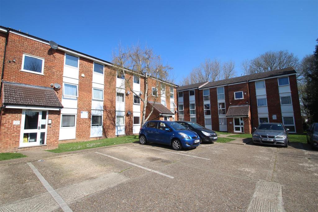 Arkley Court, Woodhall Farm, Hemel... 2 bed flat - £1,250 pcm (£288 pw)