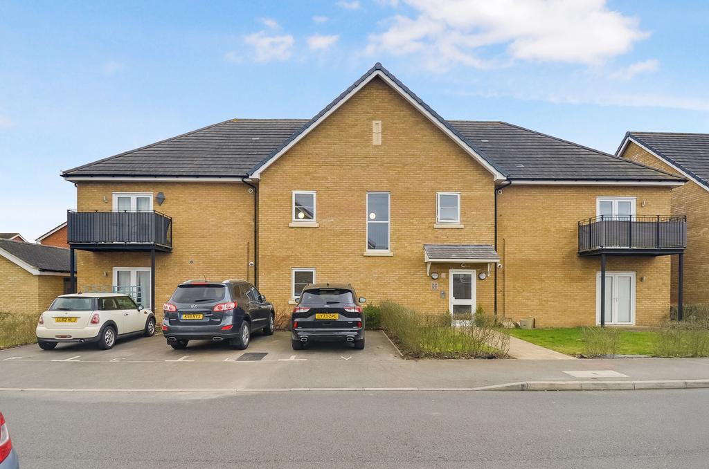 at Liddell Way, Leighton Buzzard... 2 bed apartment for sale - £250,000