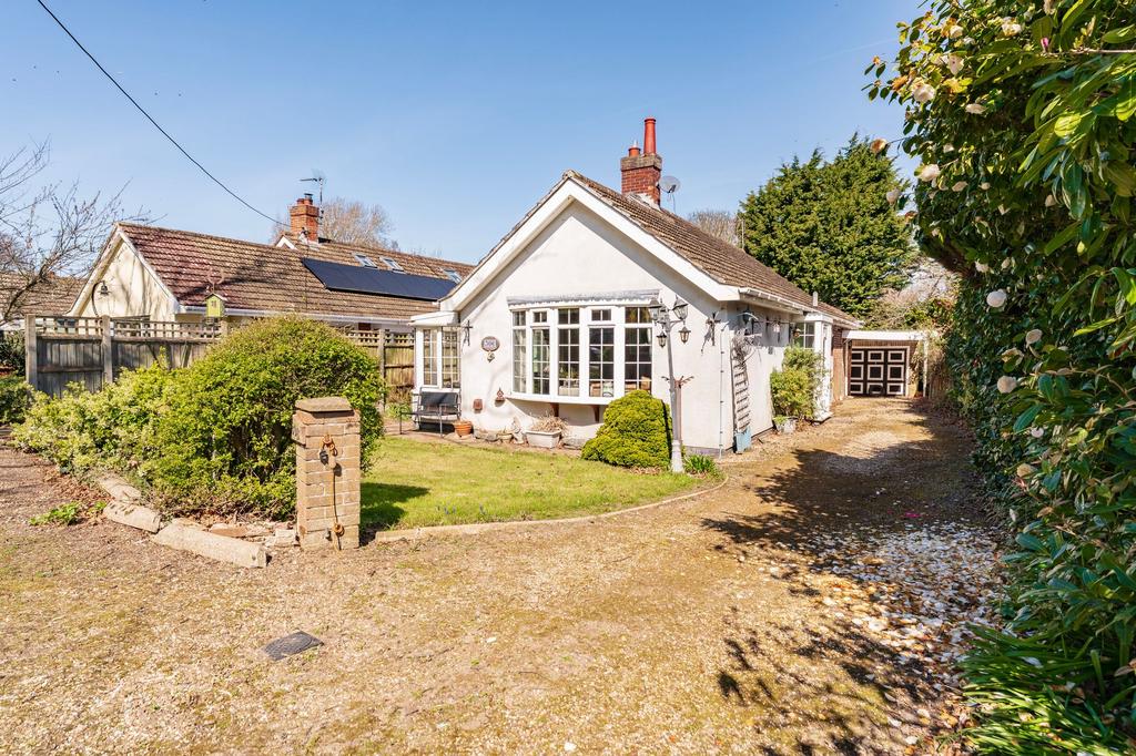 Oulton Road North, Oulton 3 bed detached bungalow for sale - £350,000