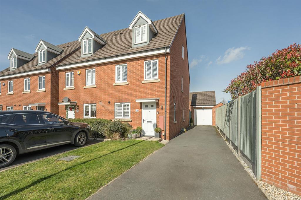 Dawn Close, Wollaston, DY8 4GF 3 bed semi-detached house - £325,000