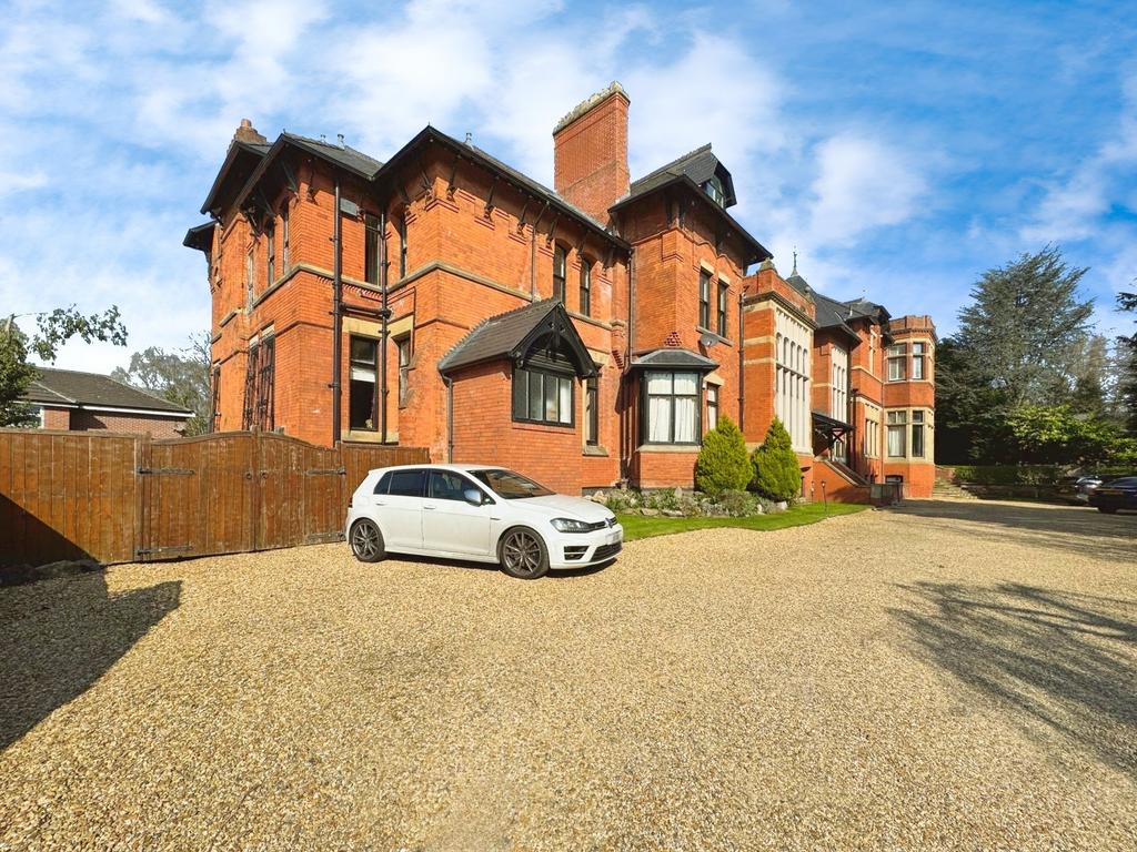 Mayfair Mansions, Mersey Road... 3 bed flat - £2,300 pcm (£531 pw)