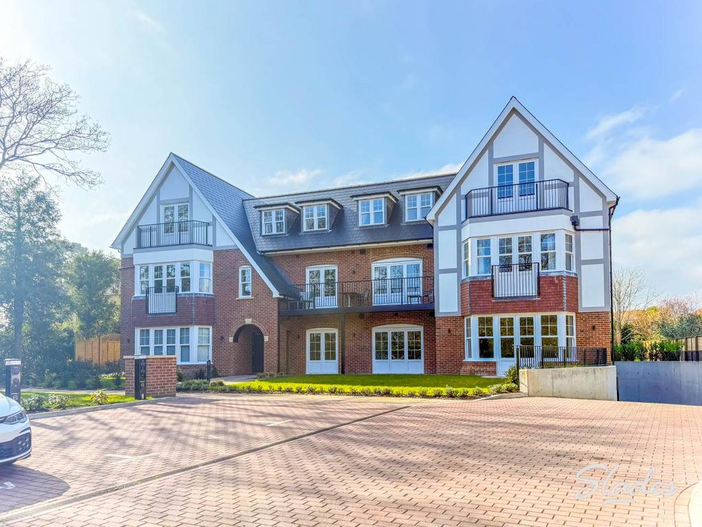Chewton Farm Road, Highcliffe... 2 bed flat to rent - £1,695 pcm (£391 pw)