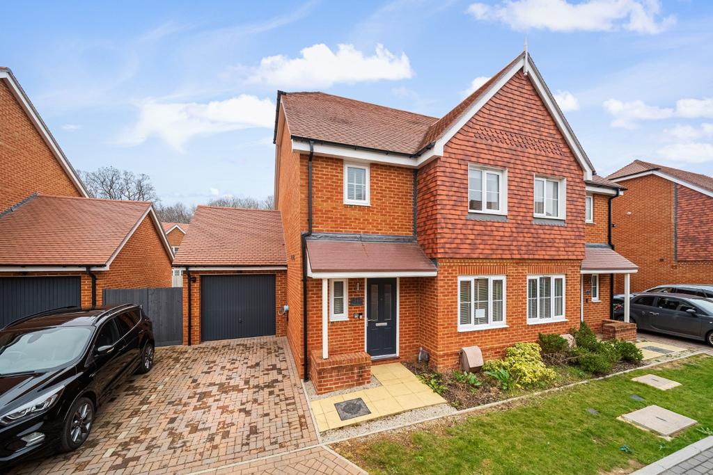 Ellis Field, Maidstone ME15 3 bed semi-detached house for sale - £375,000